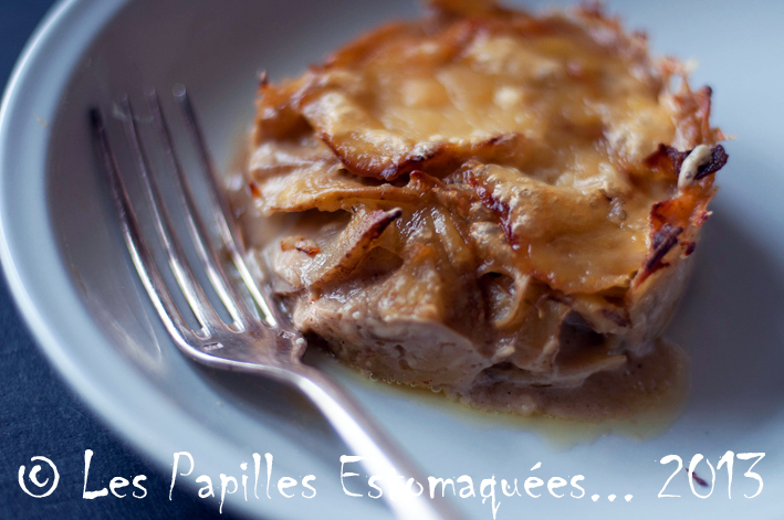 Petits gratins de pommes de terre au lait et à l'ail servis avec du ...